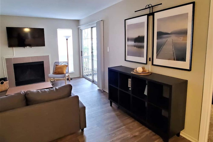 2 Br W/ Washer Dryer, Fireplace, Close To It All, Monthly Stays Welcome - Elmhurst, IL