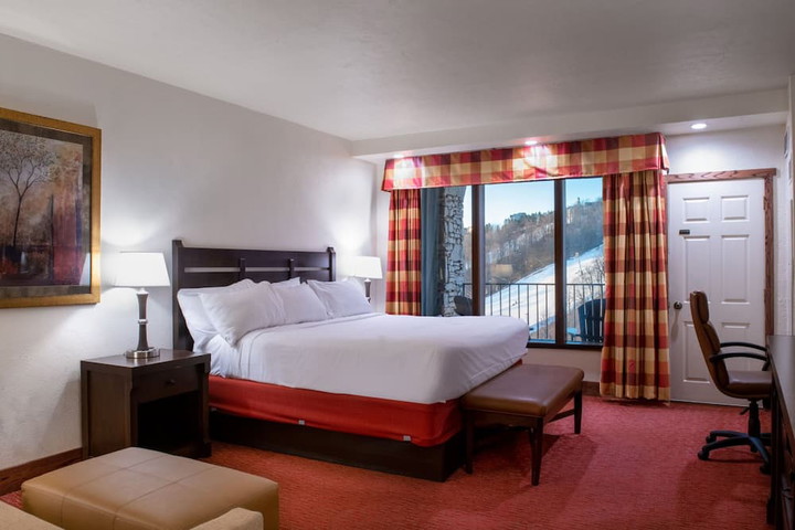 Champion Hotel | Slopeside Stay + Pool & Spa - Seven Springs, PA
