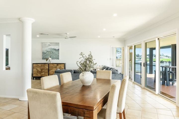 Dolphin View - Elegant Waterfront Haven With Private Pontoon - Holiday Yamba - Maclean