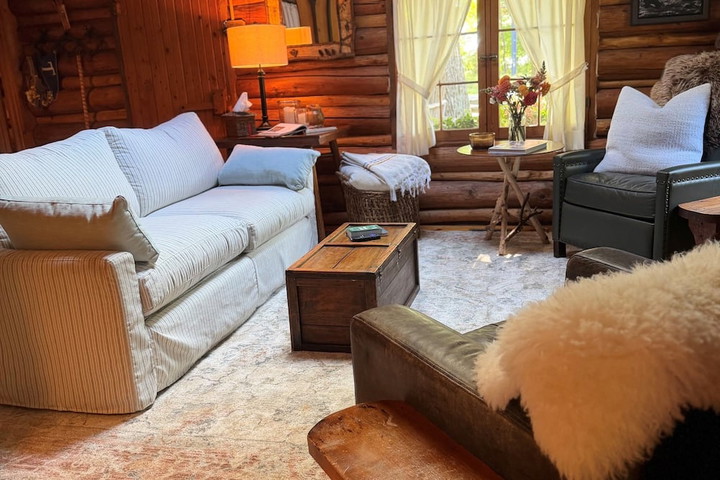 Dancing Bear Cabin: Authentic Storybook Log Cabin With Lake Michigan Views - Petoskey, MI