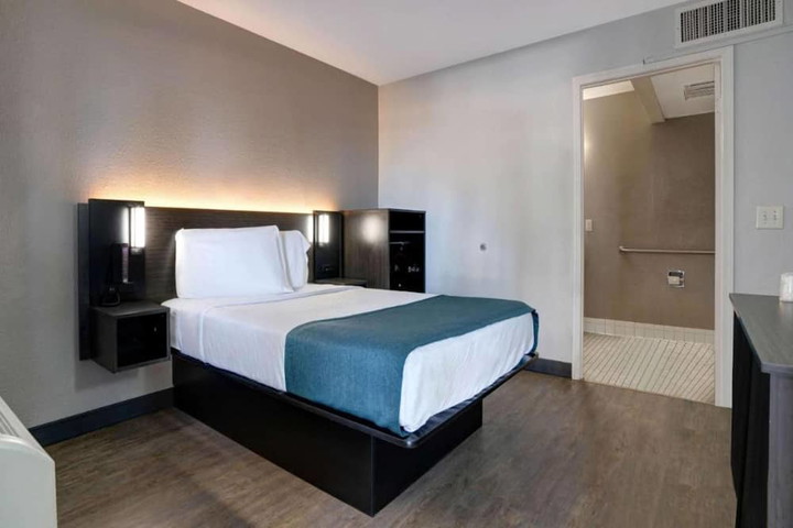 Cozy 1 Queen Bed | Non-smoking - Bakersfield, CA