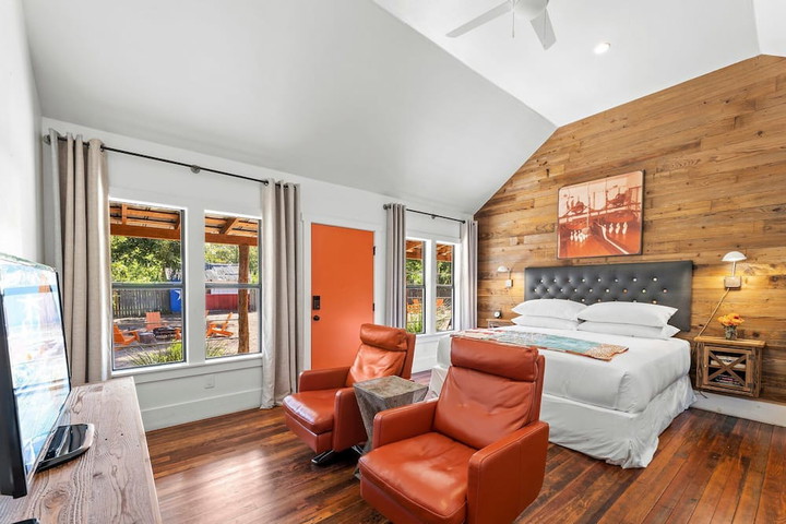 Room With One King Bed And Shared Patio - Comfort, TX