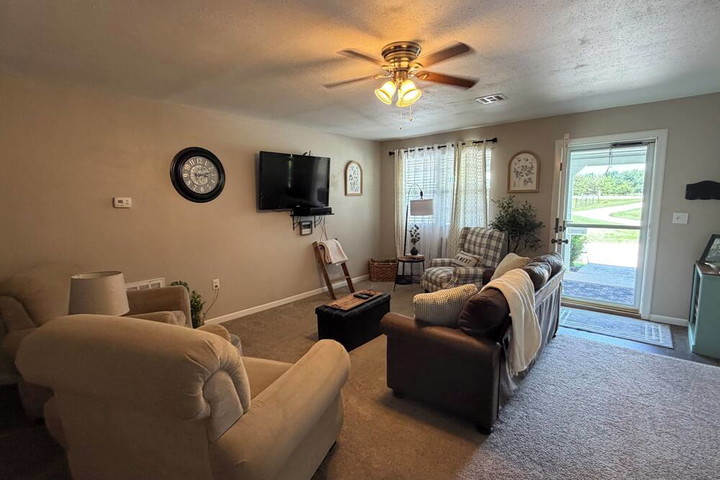 Cozy 2 Bedroom Country Cottage North Of Parsons . Sleeps Up To 5 People. - Kansas