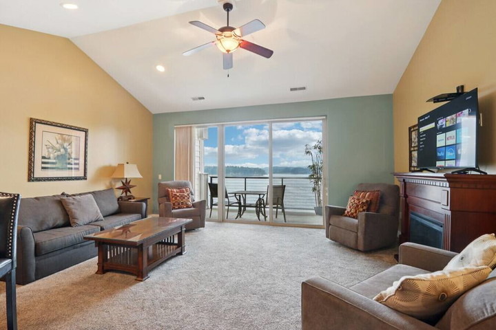 Comfy Views Condo - Delton Grand 423 - Lake Delton, WI