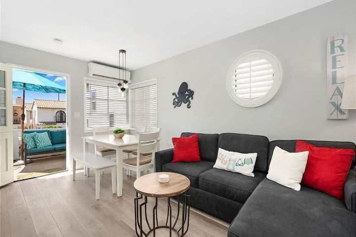 Balboa Island Gem | Walk To Beach & Dining | Ac + Private Deck - Laguna Beach, CA
