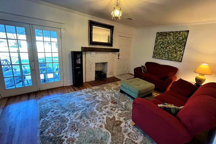 Old Town Charmer Large All New Renovation, Walk To Usm, Zoo And New Water Park! - Hattiesburg, MS