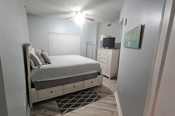 Spacious 2 Bedroom Beachfront View Downtown Panama City Beach Steps From Beach. - Panama City Beach, FL
