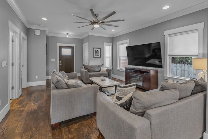 Downtown Mansion 8bd/6ba W/ 2 Hottubs - Sleeps 24+ - Nashville, TN