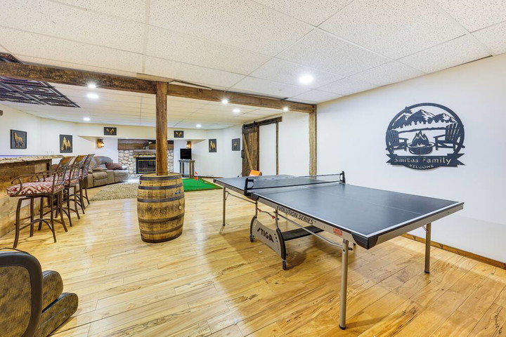 Fox River Luxury Estate: Pool, Sauna & Eagle Views - Illinois