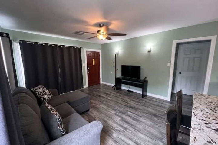 Cheerful 2 Br/1 Full Bath Home Near Sofi/beaches - Hawthorne, CA