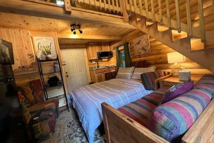 Tiny House / Log Cabin In Beautiful Wooded Urban Setting - Alexandria, VA