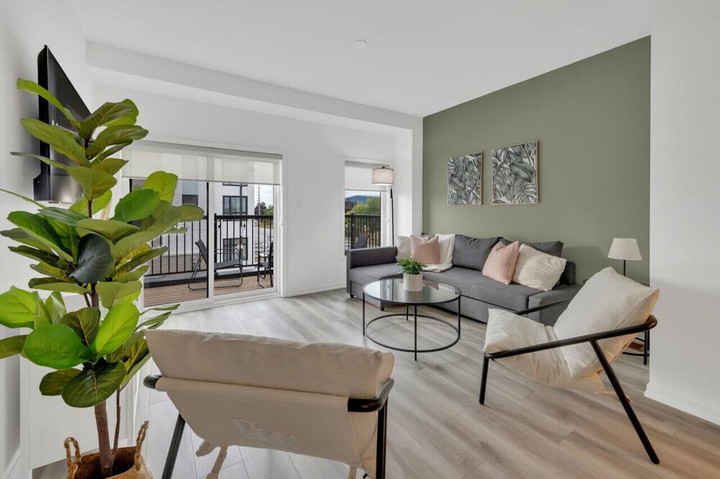 Modern Gem, Spacious, Parking | Thh - Ajax