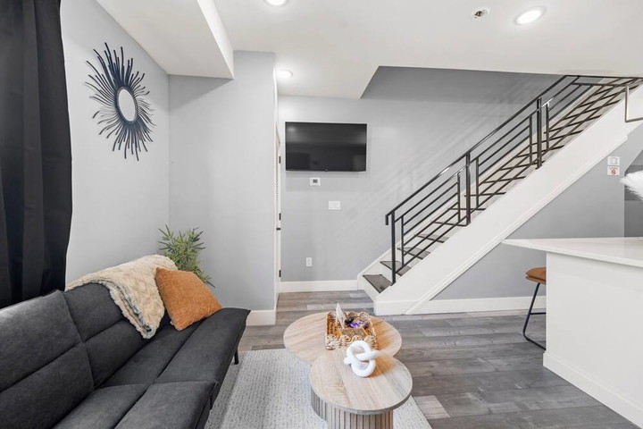Modern 2br Retreat  Free Parking  Near Philly Zoo - Chester, PA