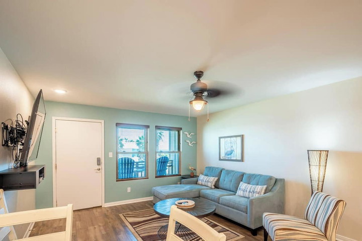 2nd Floor Condo. Walk To The Beach Wth A Peek A Boo View Of The Ocean. King Bed - Texas