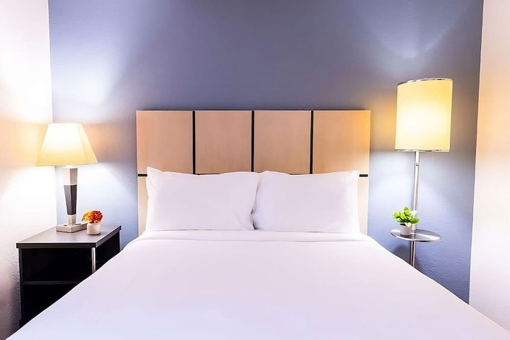 Enjoy A Hassle-free Stay, Parking, Kitchen, Pet-friendly Property - Waukegan, IL