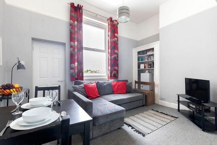 Comfort-apartment-private Bathroom-street View - Cheltenham