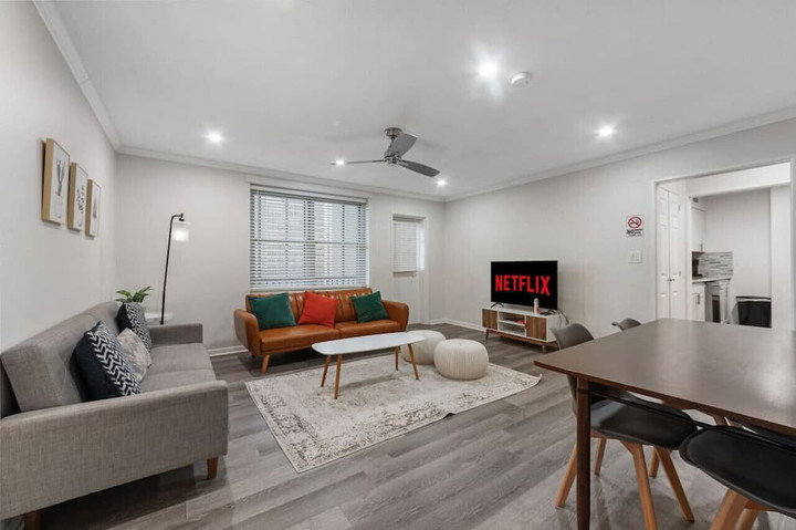 2 Br | Prime Location & City Views | Private Porch - Georgia Aquarium, Atlanta