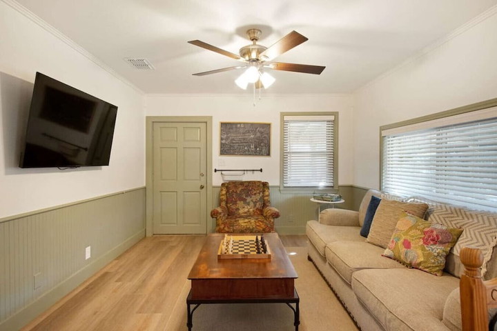 Goat-tastic Retreat: Tub, Fire Pit, Porch & Pool - San Marcos