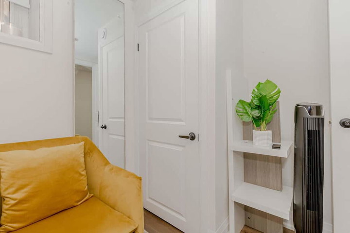 South Oakville Bliss Haven: Spacious 3 Bedroom Home With Kitchen And Terrace - Oakville