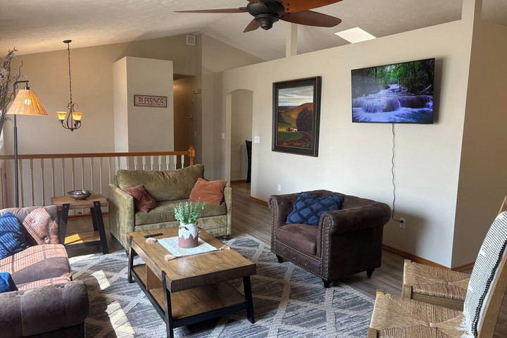 Hot Tub! Sleeps 8-11 Upscale Area - Spokane, WA