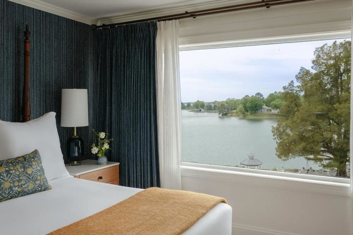Relax & Recharge In 2 Vista Suites! Seasonal Pool, Courtyard + Free Parking! - Kilmarnock, VA