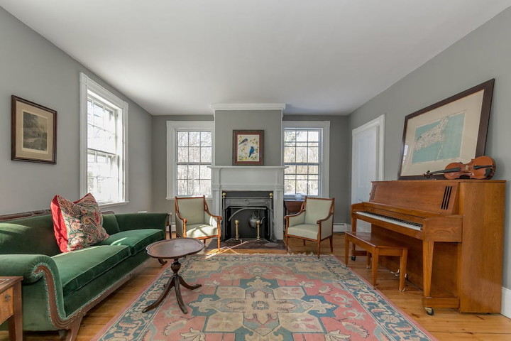A Quintessential New England Historical Guesthouse - Leominster, MA