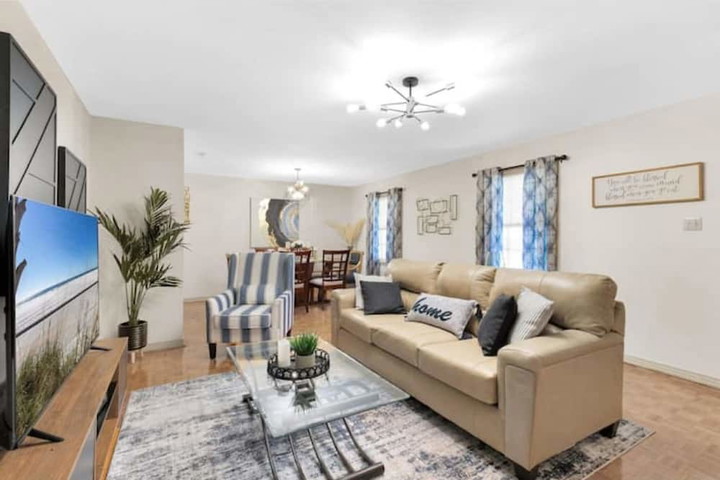 Stylish & Cozy Midtown Home Away From Home - Mobile, AL