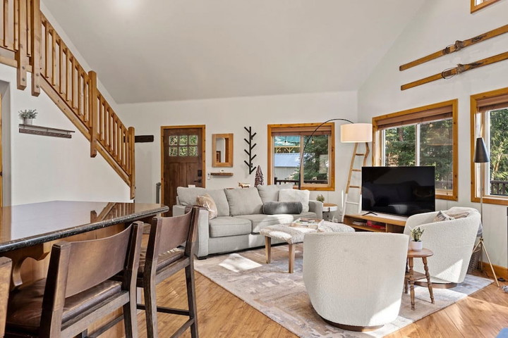 Hot Tub, King Bed, Fireplace, Pets - McCall, ID
