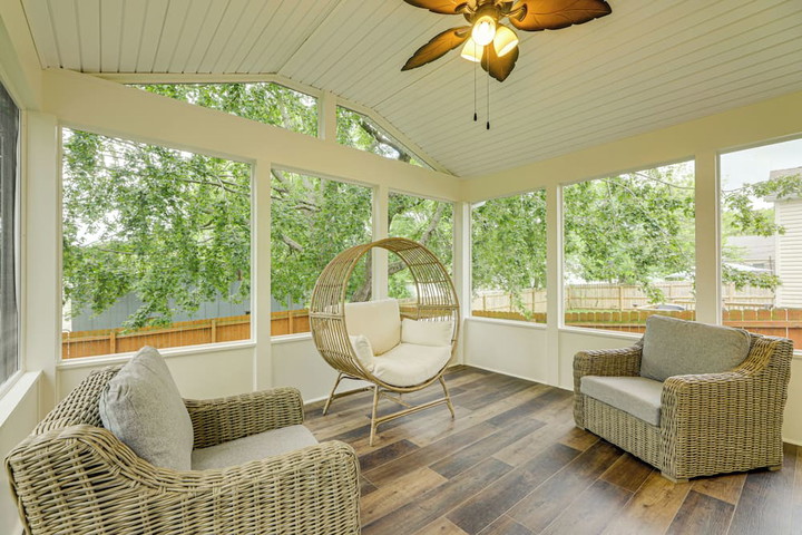Modern Comfort Near Columbus: Home W/ Yard & Porch - London, OH
