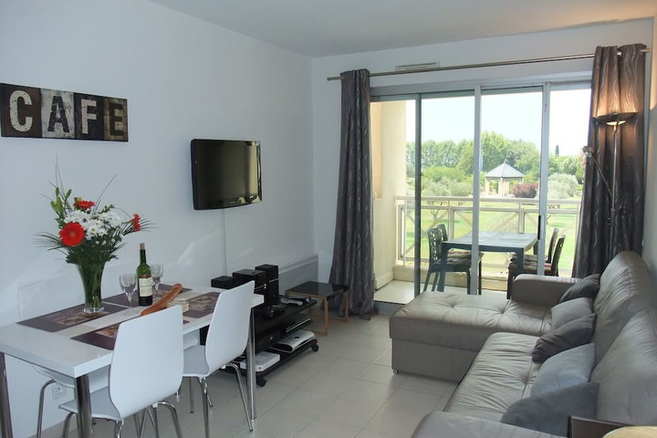 2 Bedroom, Overlooking Parc Exflora + Sea Views. Pool+beach 200m + Parking + A/c - Antibes