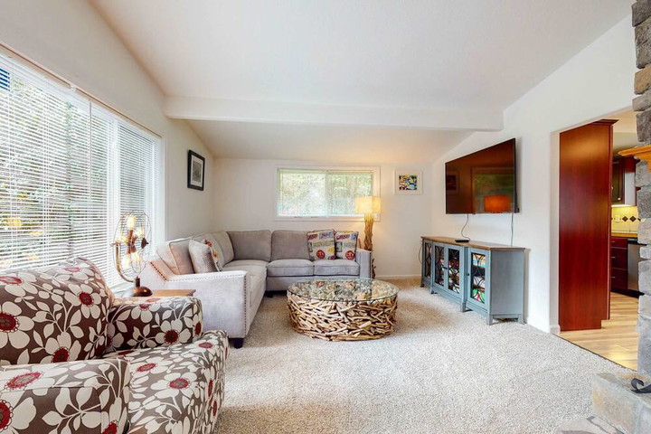 Dog-friendly Home Near The Beach - Wood-burning Fireplace & W/d - Newport, OR