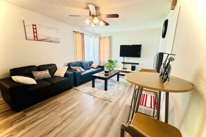 Beautiful House//self Check In//7 Mins To Yeg Airport//nature Walk - Alberta