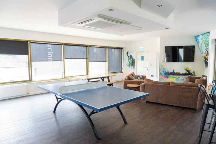 New York Party Pad (Sleeps 16) - Liverpool