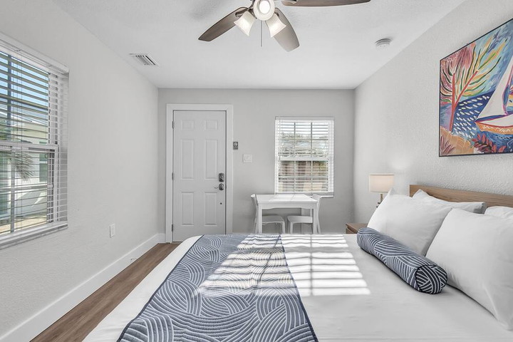 400 Ft To The Beachonsite Heated Poolbungalows #2grillsdogs Welcome! - Madeira Beach, FL