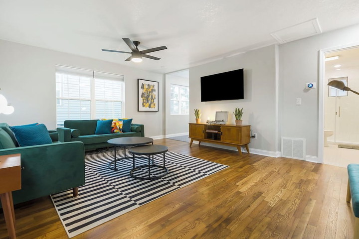 Modern Cottage By Hospital, King Bed / Glass Shower - Joplin, MO
