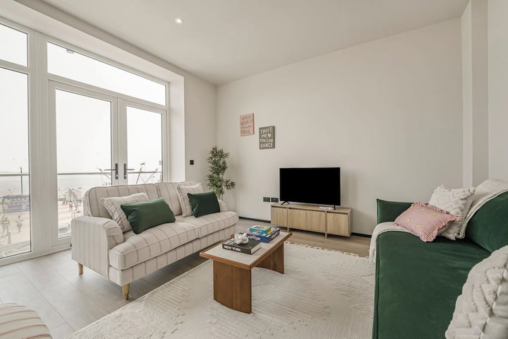 Beachfront 2-bed Apartment On Barry Island - 배리