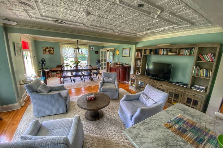 Historic Loyalist Lakehouse  Quiet Waterfront Escape  3.5 Acres & 300 Shore! - Napanee