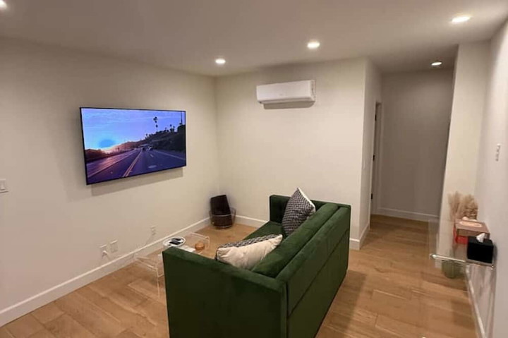 Luxury Malibu Bungalow Near Beach + Free Parking! - Malibu, CA