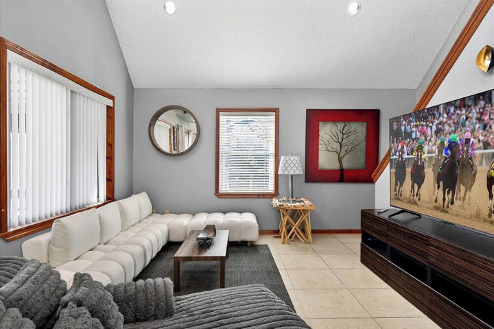Rock & Roll Riverhouse | Pool | Mins To Louisville - Charlestown, IN