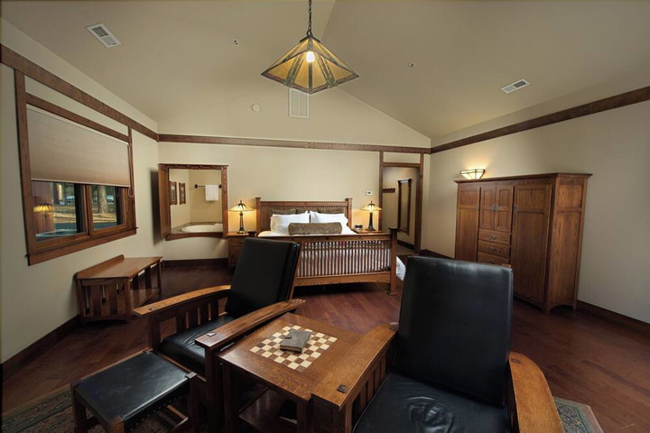Fivepine Lodge & Cabins - Caboose Cabin - Sisters, OR
