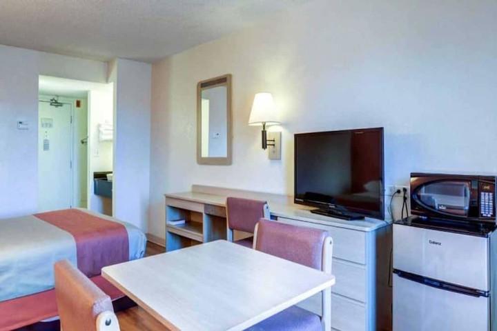 1 Queen Bed | Mob Acc Ri Shwr Nsmk Micfridg - Parker, CO