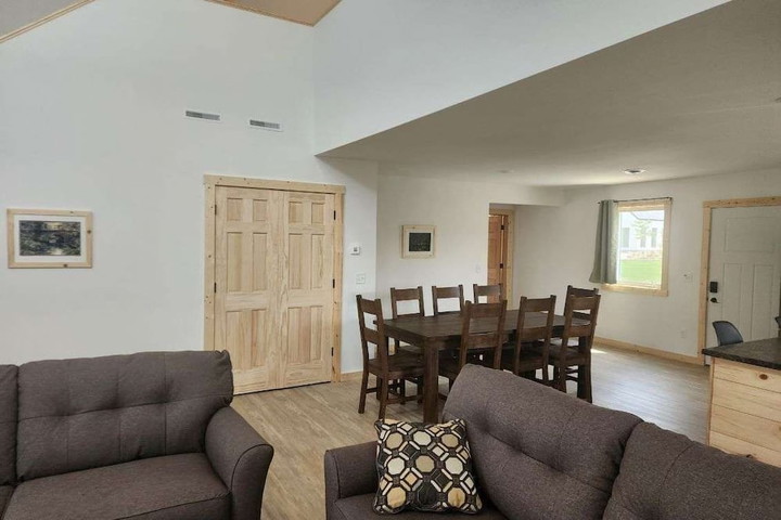 Bluffside Gardens Oak Series 11 Person Cabin Unit 6 - Decorah, IA