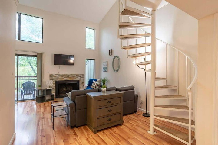 Lake Monroe Condo W/ Fast Wifi, Pool & Golf Access - Brown County, IN