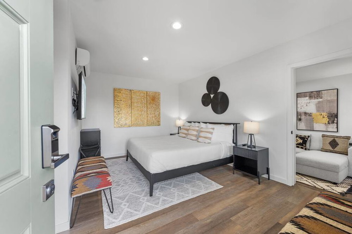 South Oceanside Bungalow 11 - Luxury King Suite + Patio - Carlsbad, CA
