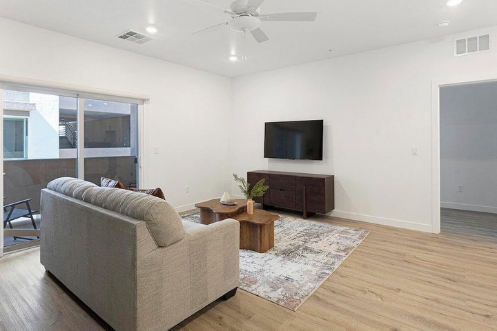 Landing | Beautiful 2bd, Gym, Pool - Las Vegas