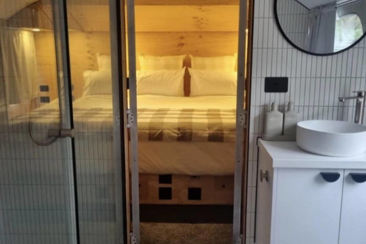 Escape To A Unique Retreat With Miss Beddy, Recently Renovated Bedford Bus - バララット