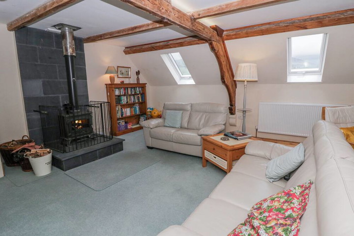 Yr Hen Ysgoldy, Pet Friendly, With Open Fire In Machynlleth - Machynlleth