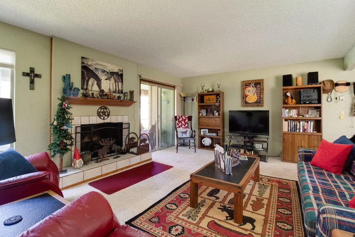 Cozy Sisters Condo | Fireplace, Pool, Spa - Sisters, OR