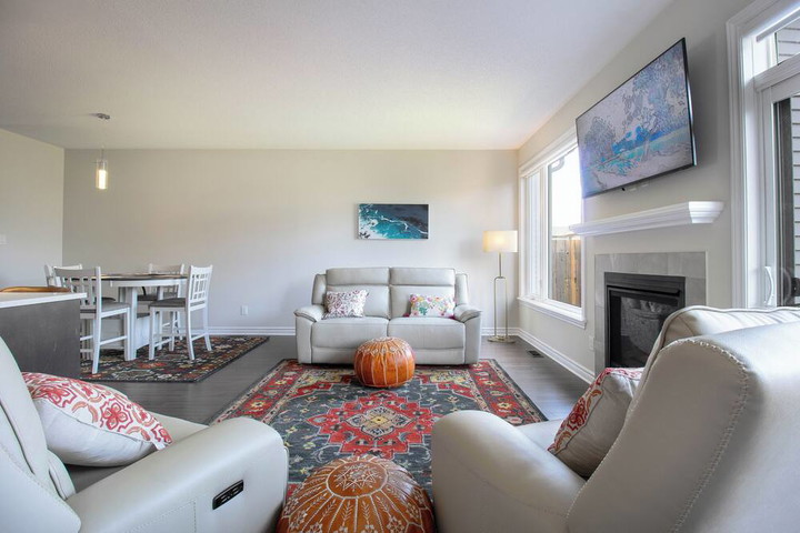Luxurious Tastefully Furnished 3 Bedroom Home In Ottawa - Kanata