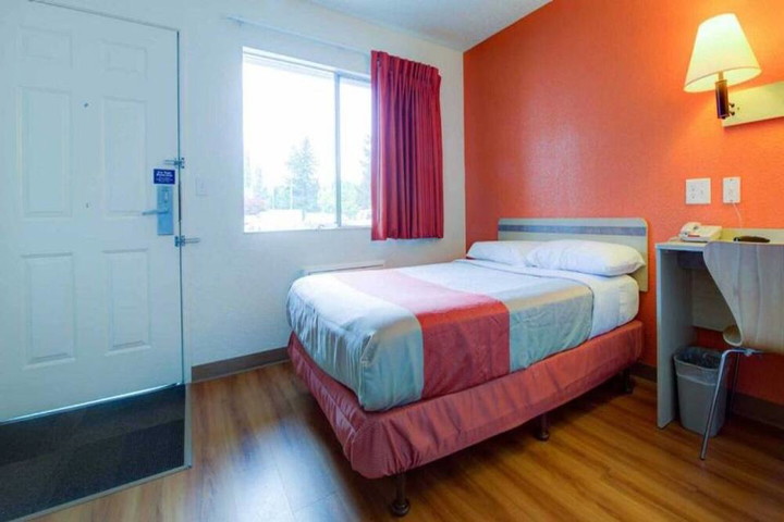 1 Queen Bed | Micfridge - Seattle-Tacoma Airport (SEA)